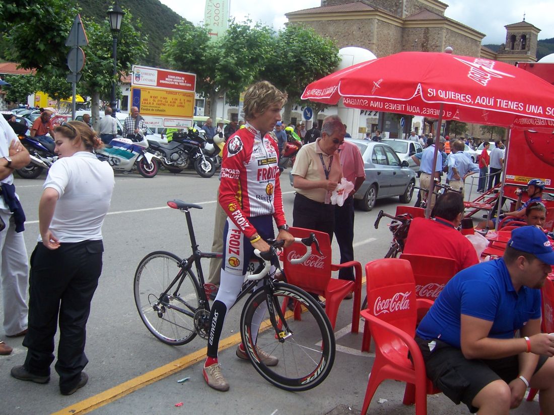 Roberto Alcaide acabó el Circuito Montañés con una pata, va muy rápido.